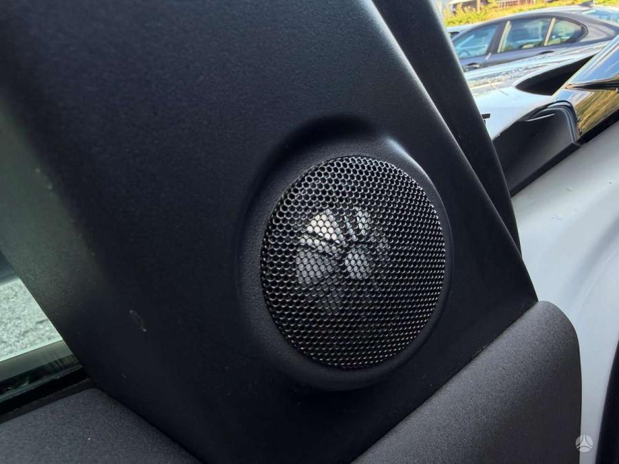 White Land Rover Discovery 2019 in Utena, with an engine capacity of 2.00 L and mileage of 86 thousand km for 17990 €, photo 17 on AUTOMOTO.COM.LV
