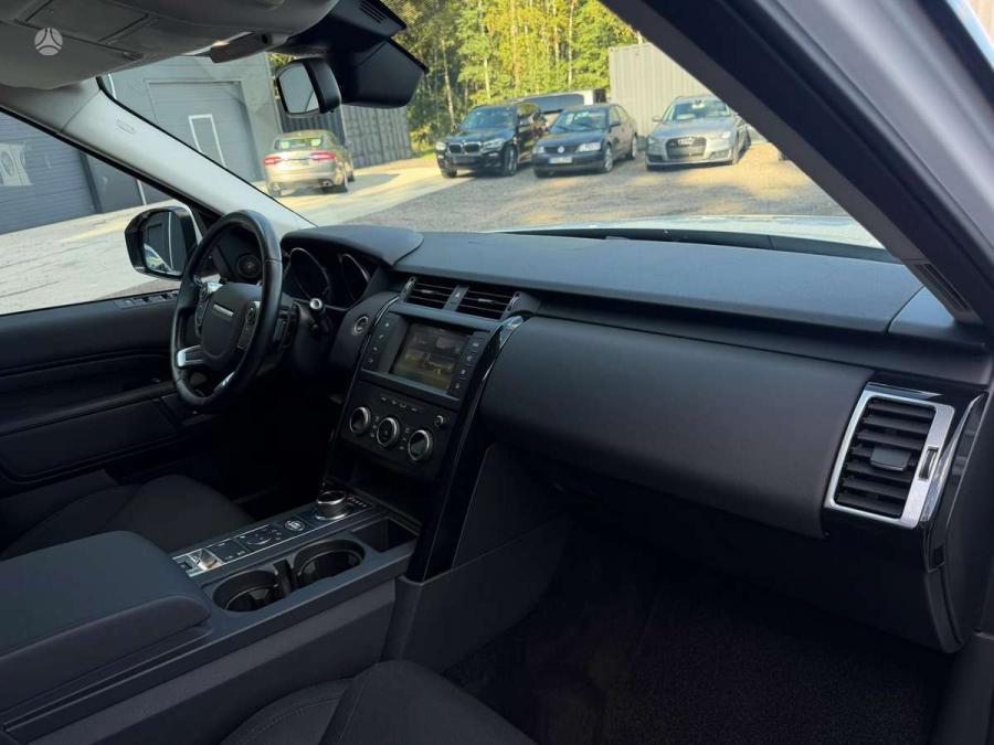 White Land Rover Discovery 2019 in Utena, with an engine capacity of 2.00 L and mileage of 86 thousand km for 17990 €, photo 23 on AUTOMOTO.COM.LV
