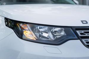 White Land Rover Discovery 2019 in Vilnius, with an engine capacity of 2.00 L and mileage of 87 thousand km for 16900 €, photo 4 on AUTOMOTO.COM.LV