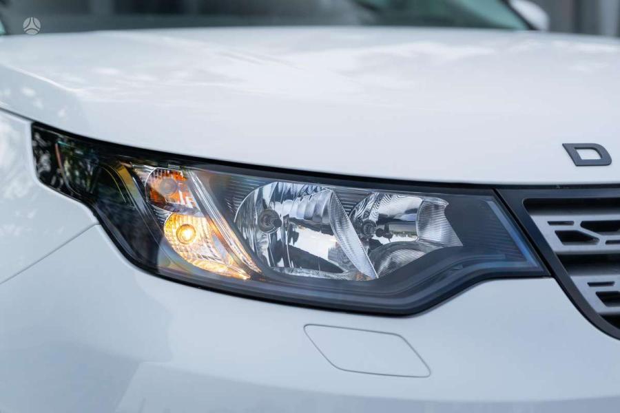 White Land Rover Discovery 2019 in Vilnius, with an engine capacity of 2.00 L and mileage of 87 thousand km for 16900 €, photo 4 on AUTOMOTO.COM.LV