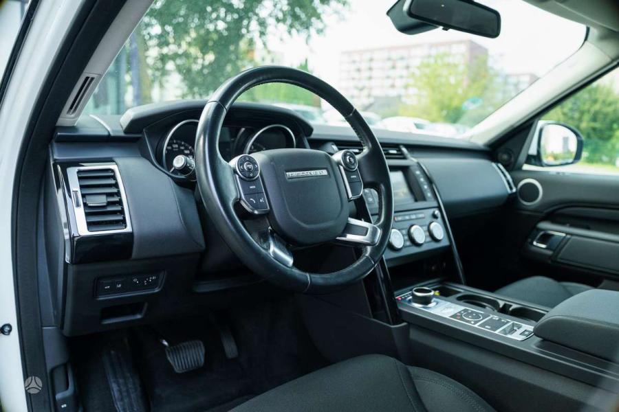 White Land Rover Discovery 2019 in Vilnius, with an engine capacity of 2.00 L and mileage of 87 thousand km for 16900 €, photo 18 on AUTOMOTO.COM.LV
