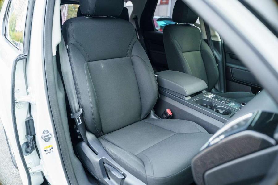 White Land Rover Discovery 2019 in Vilnius, with an engine capacity of 2.00 L and mileage of 87 thousand km for 16900 €, photo 21 on AUTOMOTO.COM.LV