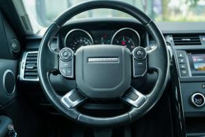 White Land Rover Discovery 2019 in Vilnius, with an engine capacity of 2.00 L and mileage of 87 thousand km for 16900 €, photo 25 on AUTOMOTO.COM.LV