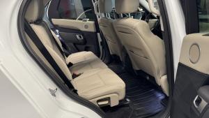 Balts Land Rover Discovery 2020 Rīga, ar dzinēja tilpumu 3.00 L un nobraukumu 100 tūkst. km par 29990 €, foto 12 vietnē AUTOMOTO.COM.LV