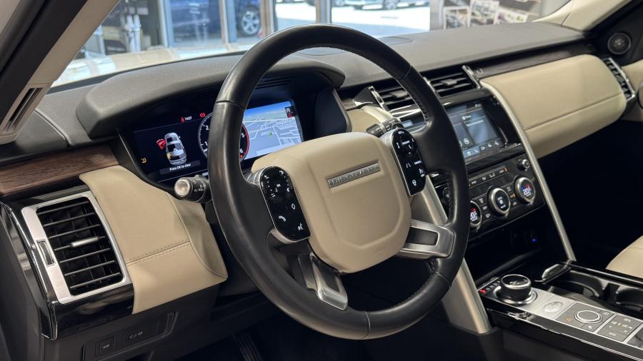 Balts Land Rover Discovery 2020 Rīga, ar dzinēja tilpumu 3.00 L un nobraukumu 100 tūkst. km par 29990 €, foto 21 vietnē AUTOMOTO.COM.LV