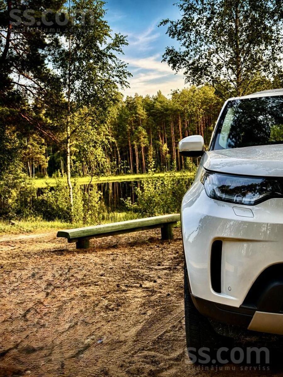 White Land Rover Discovery 2021 in Riga, with an engine capacity of 2.00 L and mileage of 98 thousand km for 27800 €, photo 1 on AUTOMOTO.COM.LV
