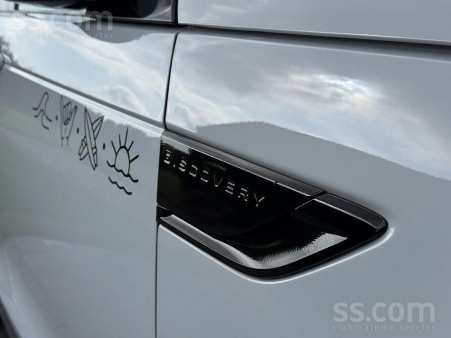 White Land Rover Discovery 2021 in Riga, with an engine capacity of 2.00 L and mileage of 98 thousand km for 27800 €, photo 5 on AUTOMOTO.COM.LV