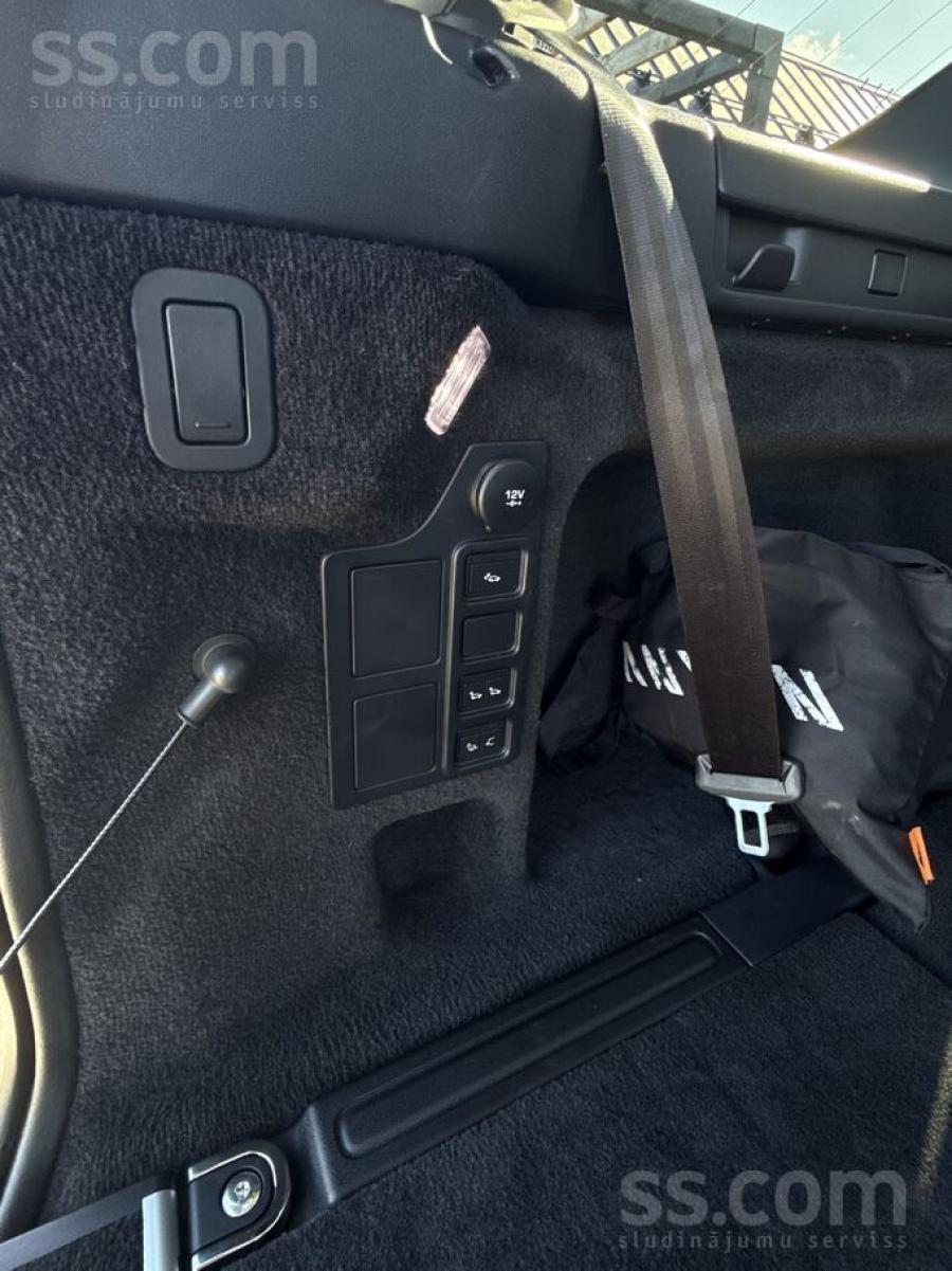 White Land Rover Discovery 2021 in Riga, with an engine capacity of 2.00 L and mileage of 98 thousand km for 27800 €, photo 21 on AUTOMOTO.COM.LV