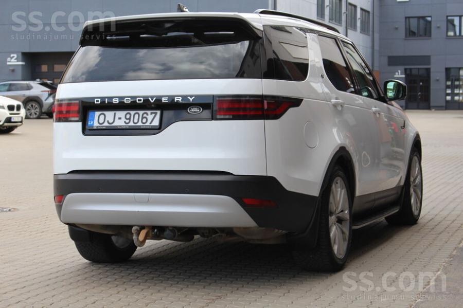 White Land Rover Discovery 2021 in Riga, with an engine capacity of 3.00 L and mileage of 75 thousand km for 37200 €, photo 3 on AUTOMOTO.COM.LV