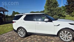 White Land Rover Discovery 2022 in Riga, with an engine capacity of 3.00 L and mileage of 70 thousand km for 45000 €, photo 3 on AUTOMOTO.COM.LV