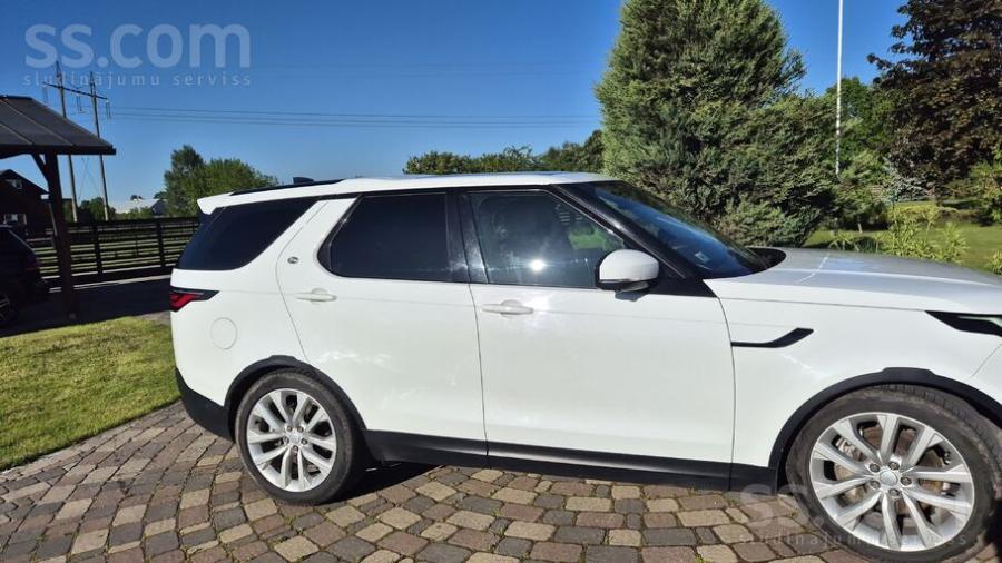 White Land Rover Discovery 2022 in Riga, with an engine capacity of 3.00 L and mileage of 70 thousand km for 45000 €, photo 3 on AUTOMOTO.COM.LV