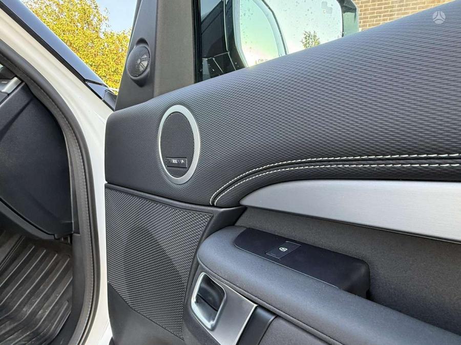 Balts Land Rover Discovery 2024 Viļņa, ar dzinēja tilpumu 3.00 L un nobraukumu 8 tūkst. km par 46900 €, foto 37 vietnē AUTOMOTO.COM.LV