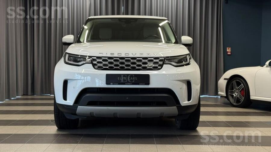 White Land Rover Discovery 2022 in Riga, with an engine capacity of 3.00 L and mileage of 81 thousand km for 32990 €, photo 4 on AUTOMOTO.COM.LV