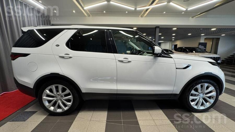 White Land Rover Discovery 2022 in Riga, with an engine capacity of 3.00 L and mileage of 81 thousand km for 32990 €, photo 8 on AUTOMOTO.COM.LV