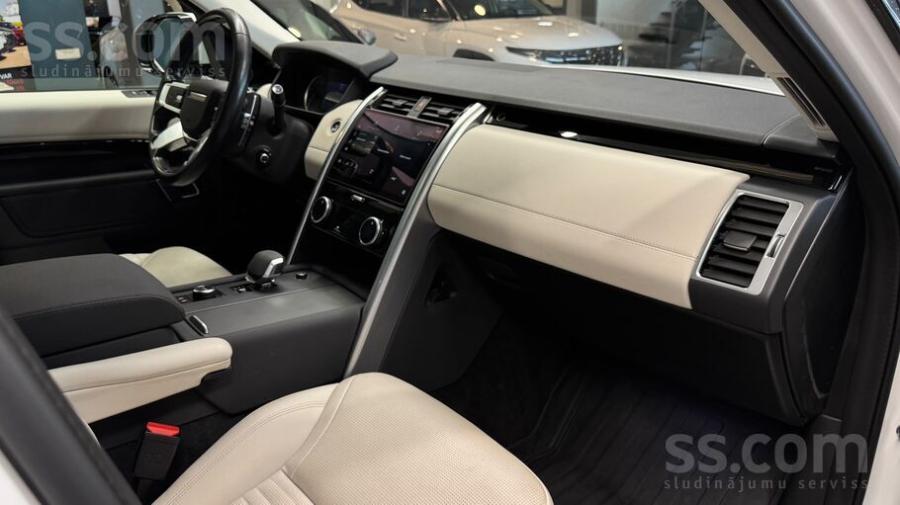 White Land Rover Discovery 2022 in Riga, with an engine capacity of 3.00 L and mileage of 81 thousand km for 32990 €, photo 19 on AUTOMOTO.COM.LV