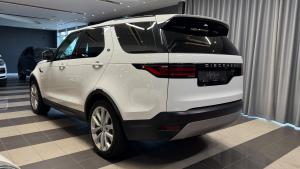White Land Rover Discovery 2022 in Riga, with an engine capacity of 3.00 L and mileage of 81 thousand km for 32990 €, photo 6 on AUTOMOTO.COM.LV