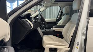 White Land Rover Discovery 2022 in Riga, with an engine capacity of 3.00 L and mileage of 81 thousand km for 32990 €, photo 9 on AUTOMOTO.COM.LV