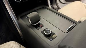 White Land Rover Discovery 2022 in Riga, with an engine capacity of 3.00 L and mileage of 81 thousand km for 32990 €, photo 13 on AUTOMOTO.COM.LV