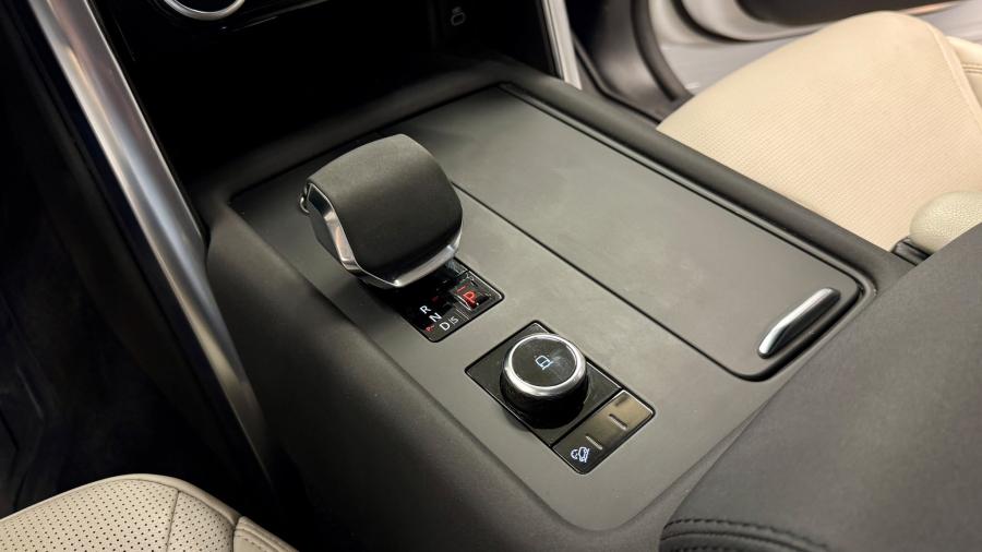 White Land Rover Discovery 2022 in Riga, with an engine capacity of 3.00 L and mileage of 81 thousand km for 32990 €, photo 13 on AUTOMOTO.COM.LV