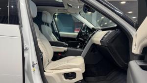 White Land Rover Discovery 2022 in Riga, with an engine capacity of 3.00 L and mileage of 81 thousand km for 32990 €, photo 17 on AUTOMOTO.COM.LV