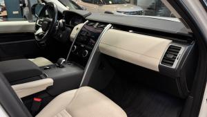 White Land Rover Discovery 2022 in Riga, with an engine capacity of 3.00 L and mileage of 81 thousand km for 32990 €, photo 18 on AUTOMOTO.COM.LV