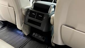 White Land Rover Discovery 2022 in Riga, with an engine capacity of 3.00 L and mileage of 81 thousand km for 32990 €, photo 20 on AUTOMOTO.COM.LV
