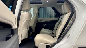 White Land Rover Discovery 2022 in Riga, with an engine capacity of 3.00 L and mileage of 81 thousand km for 32990 €, photo 21 on AUTOMOTO.COM.LV