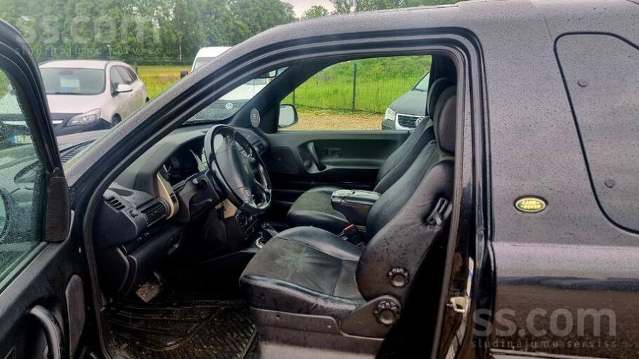 Black Land Rover Freelander 2004 in Cesis, with an engine capacity of 2.00 L and mileage of 268 thousand km for 2600 €, photo 13 on AUTOMOTO.COM.LV