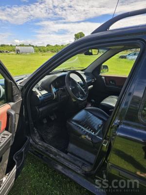 Black Land Rover Freelander 2004 in Limbazi, with an engine capacity of 2.00 L and mileage of 349 thousand km for 1800 €, photo 4 on AUTOMOTO.COM.LV