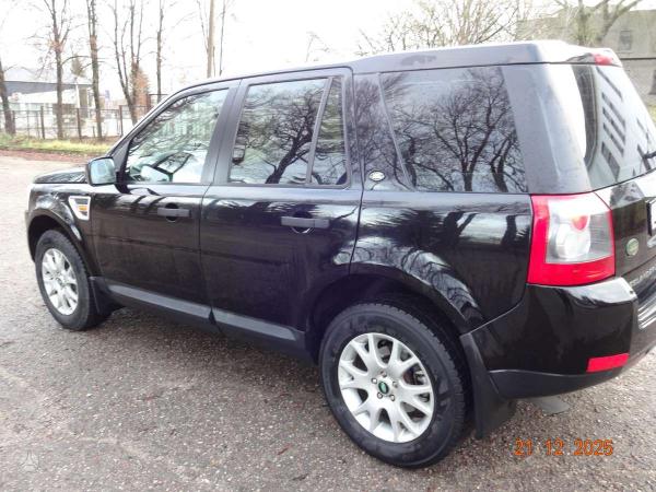 Black Land Rover Freelander 2008 in Raseiniai, with an engine capacity of 2.18 L and mileage of 223 thousand km for 5000 €, photo 1 on AUTOMOTO.COM.LV