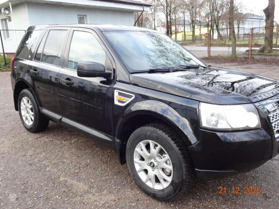Black Land Rover Freelander 2008 in Raseiniai, with an engine capacity of 2.18 L and mileage of 223 thousand km for 5000 €, photo 4 on AUTOMOTO.COM.LV