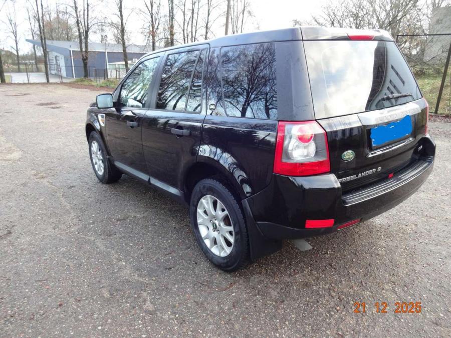Black Land Rover Freelander 2008 in Raseiniai, with an engine capacity of 2.18 L and mileage of 223 thousand km for 5000 €, photo 7 on AUTOMOTO.COM.LV