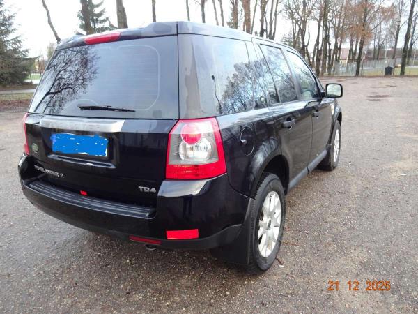 Black Land Rover Freelander 2008 in Raseiniai, with an engine capacity of 2.18 L and mileage of 223 thousand km for 5000 €, photo 8 on AUTOMOTO.COM.LV