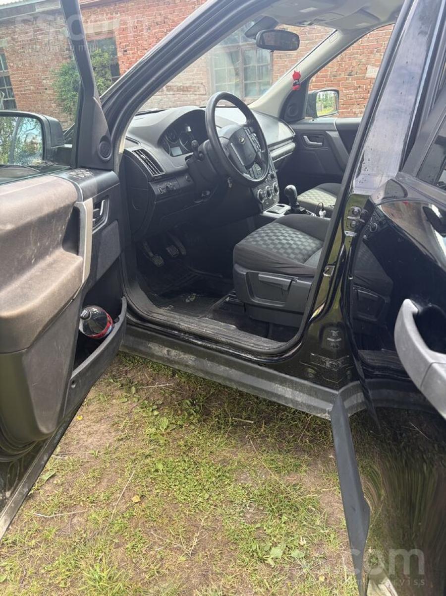 Melns Land Rover Freelander 2008 Cēsis, ar dzinēja tilpumu 2.20 L un nobraukumu 303 tūkst. km par 3800 €, foto 8 vietnē AUTOMOTO.COM.LV