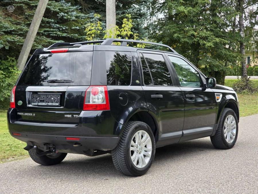 Black Land Rover Freelander 2008 in Utena, with an engine capacity of 2.20 L and mileage of 211 thousand km for 3899 €, photo 4 on AUTOMOTO.COM.LV