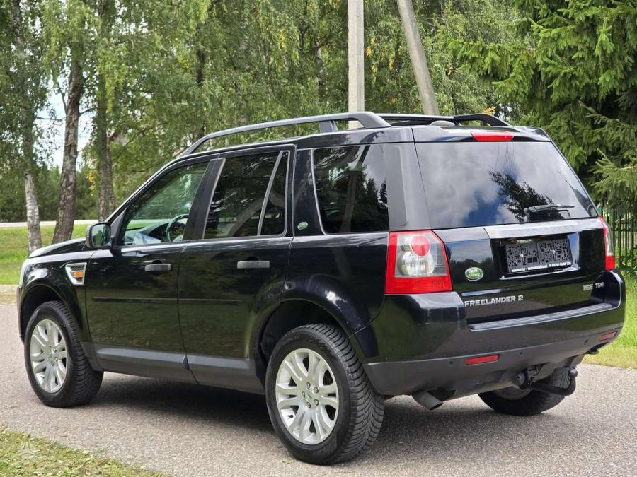Black Land Rover Freelander 2008 in Utena, with an engine capacity of 2.20 L and mileage of 211 thousand km for 3899 €, photo 5 on AUTOMOTO.COM.LV