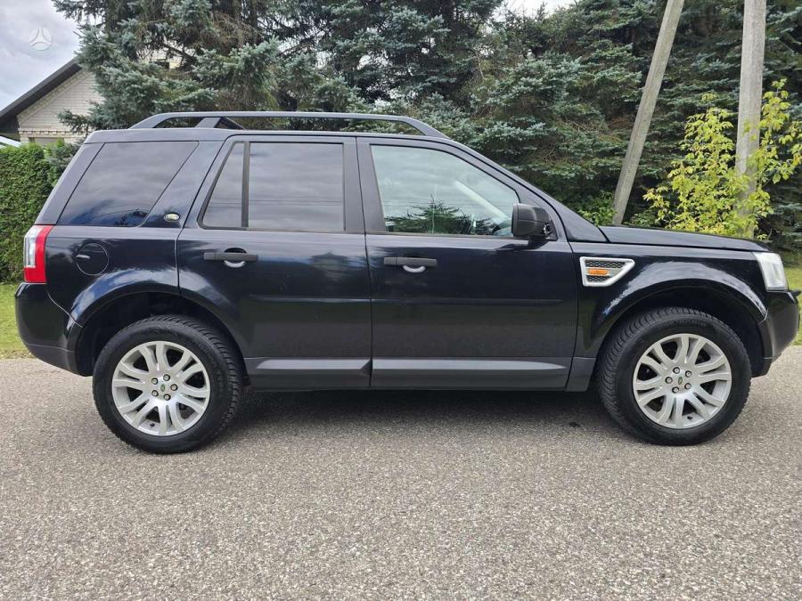 Black Land Rover Freelander 2008 in Utena, with an engine capacity of 2.20 L and mileage of 211 thousand km for 3899 €, photo 7 on AUTOMOTO.COM.LV