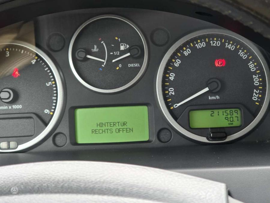 Black Land Rover Freelander 2008 in Utena, with an engine capacity of 2.20 L and mileage of 211 thousand km for 3899 €, photo 23 on AUTOMOTO.COM.LV