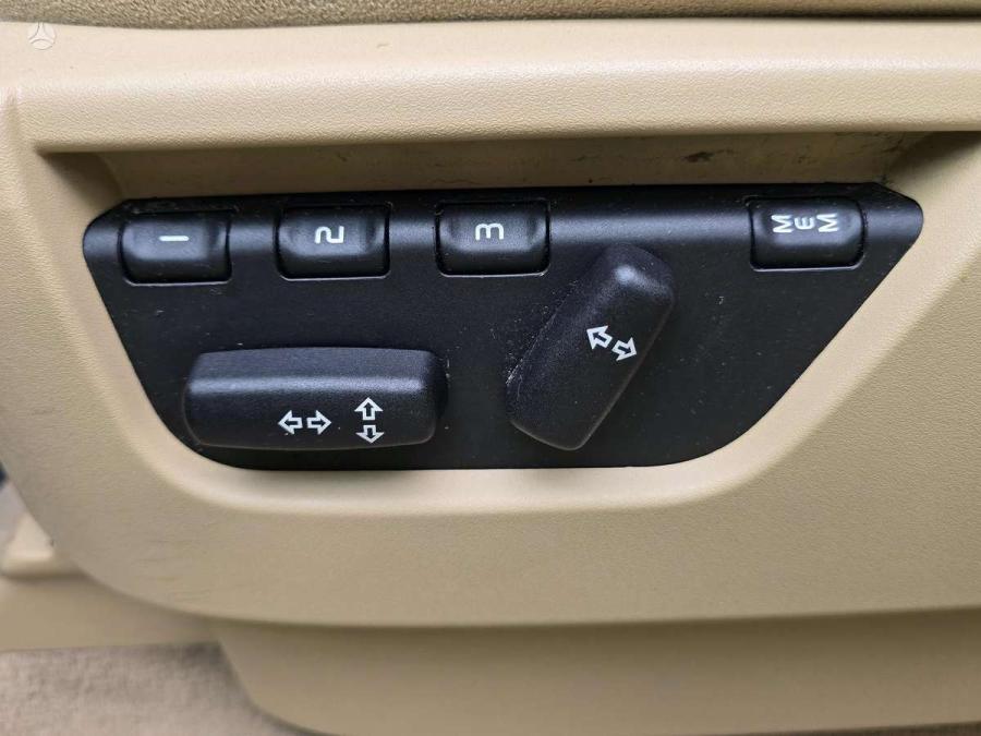 Black Land Rover Freelander 2008 in Utena, with an engine capacity of 2.20 L and mileage of 211 thousand km for 3899 €, photo 30 on AUTOMOTO.COM.LV