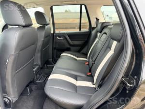 Black Land Rover Freelander 2011 in Riga, with an engine capacity of 2.20 L and mileage of 243 thousand km for 7595 €, photo 8 on AUTOMOTO.COM.LV