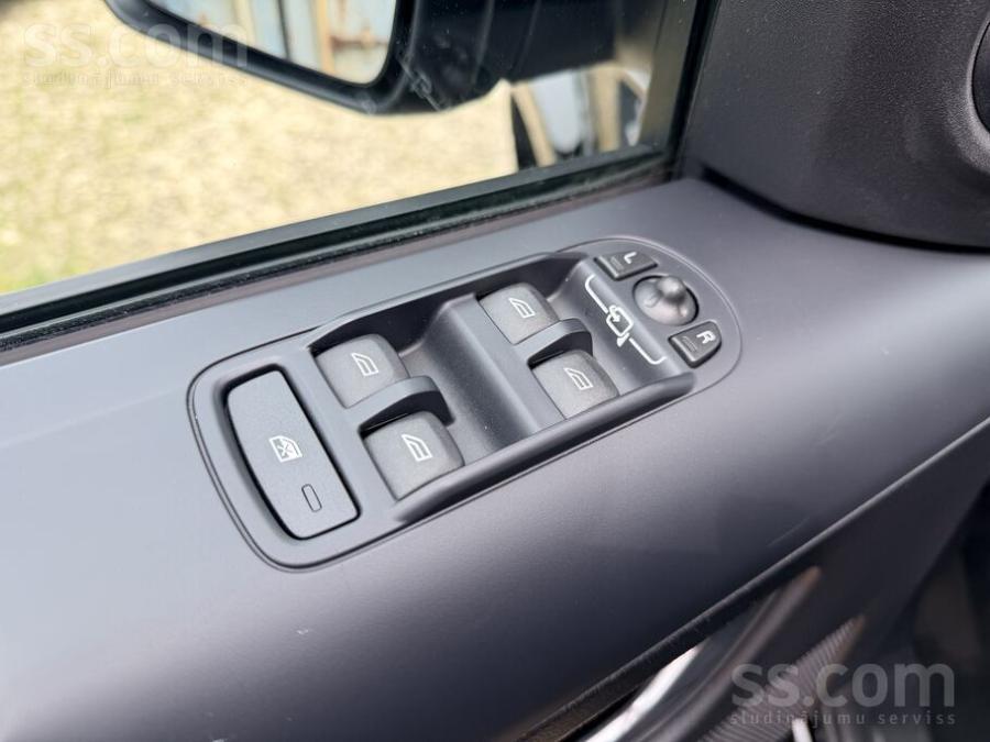 Black Land Rover Freelander 2011 in Riga, with an engine capacity of 2.20 L and mileage of 243 thousand km for 7595 €, photo 14 on AUTOMOTO.COM.LV