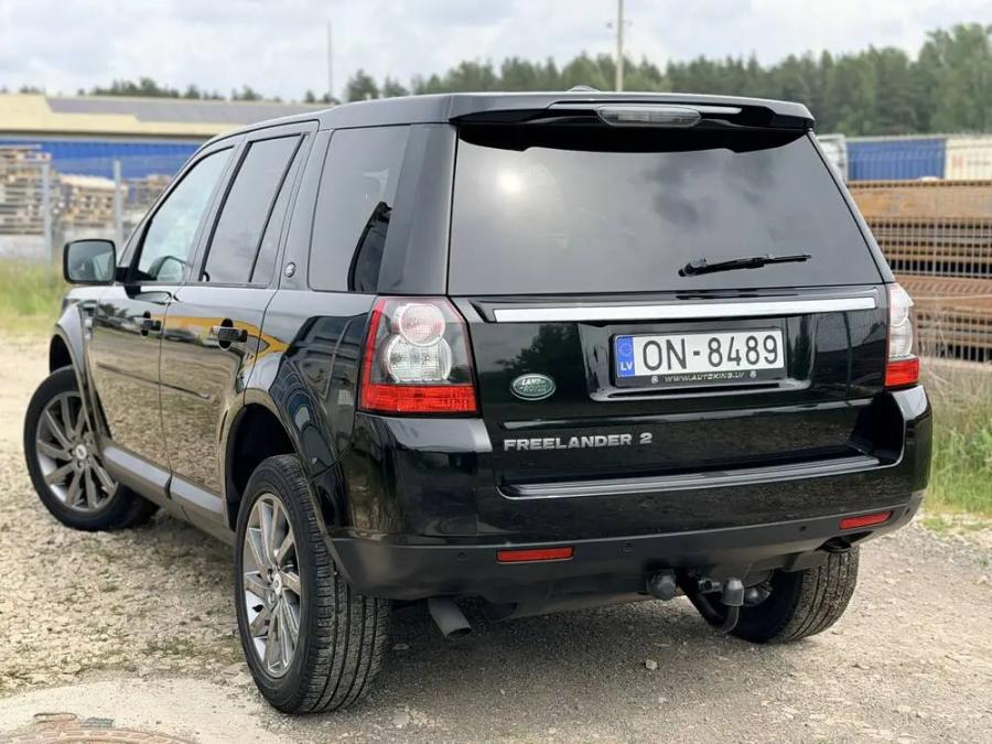 Black Land Rover Freelander 2011 in Riga, with an engine capacity of 2.20 L and mileage of 243 thousand km for 7595 €, photo 3 on AUTOMOTO.COM.LV