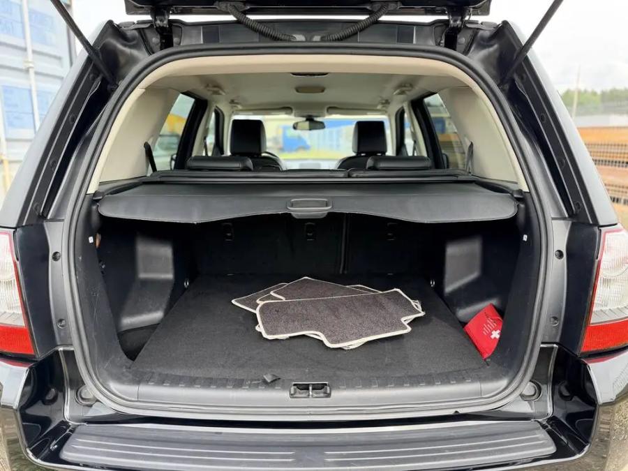 Black Land Rover Freelander 2011 in Riga, with an engine capacity of 2.20 L and mileage of 243 thousand km for 7595 €, photo 6 on AUTOMOTO.COM.LV