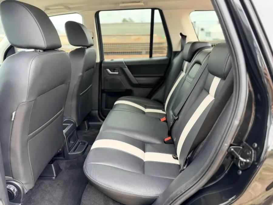 Black Land Rover Freelander 2011 in Riga, with an engine capacity of 2.20 L and mileage of 243 thousand km for 7595 €, photo 8 on AUTOMOTO.COM.LV