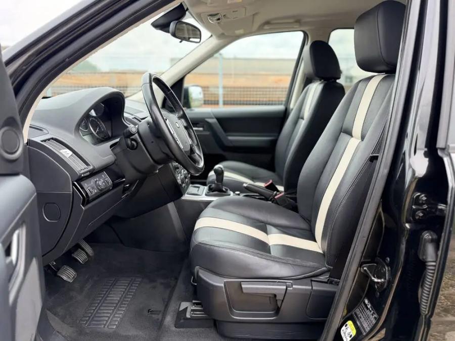 Black Land Rover Freelander 2011 in Riga, with an engine capacity of 2.20 L and mileage of 243 thousand km for 7595 €, photo 10 on AUTOMOTO.COM.LV