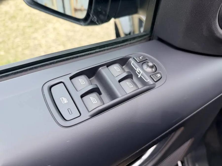 Black Land Rover Freelander 2011 in Riga, with an engine capacity of 2.20 L and mileage of 243 thousand km for 7595 €, photo 14 on AUTOMOTO.COM.LV