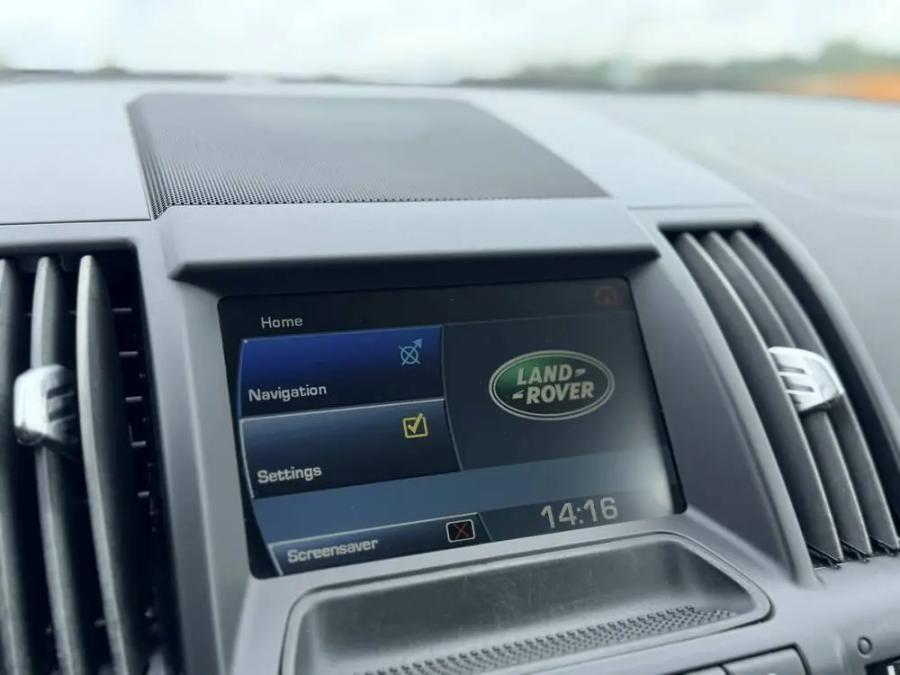 Black Land Rover Freelander 2011 in Riga, with an engine capacity of 2.20 L and mileage of 243 thousand km for 7595 €, photo 16 on AUTOMOTO.COM.LV