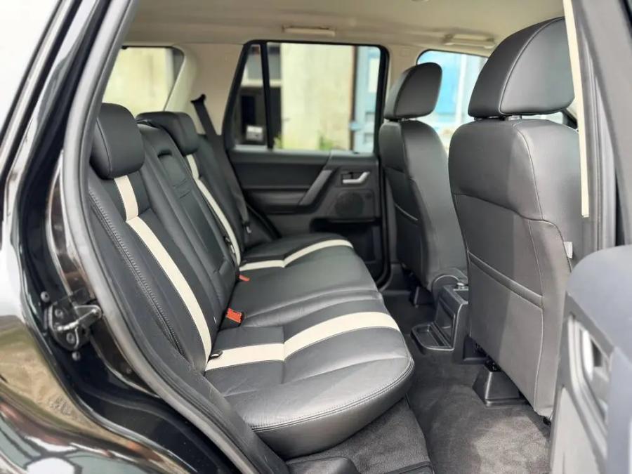 Black Land Rover Freelander 2011 in Riga, with an engine capacity of 2.20 L and mileage of 243 thousand km for 7595 €, photo 18 on AUTOMOTO.COM.LV