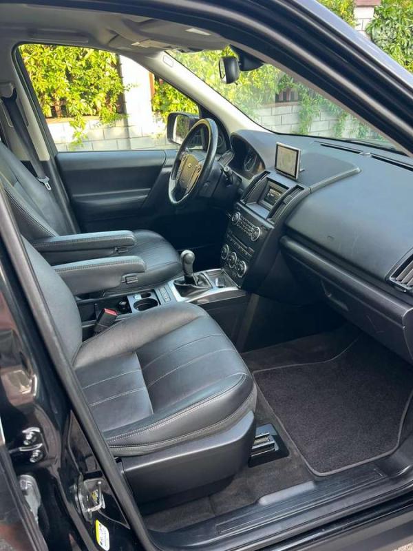 Black Land Rover Freelander 2013 in Marijampole, with an engine capacity of 2.20 L and mileage of 296 thousand km for 7300 €, photo 10 on AUTOMOTO.COM.LV