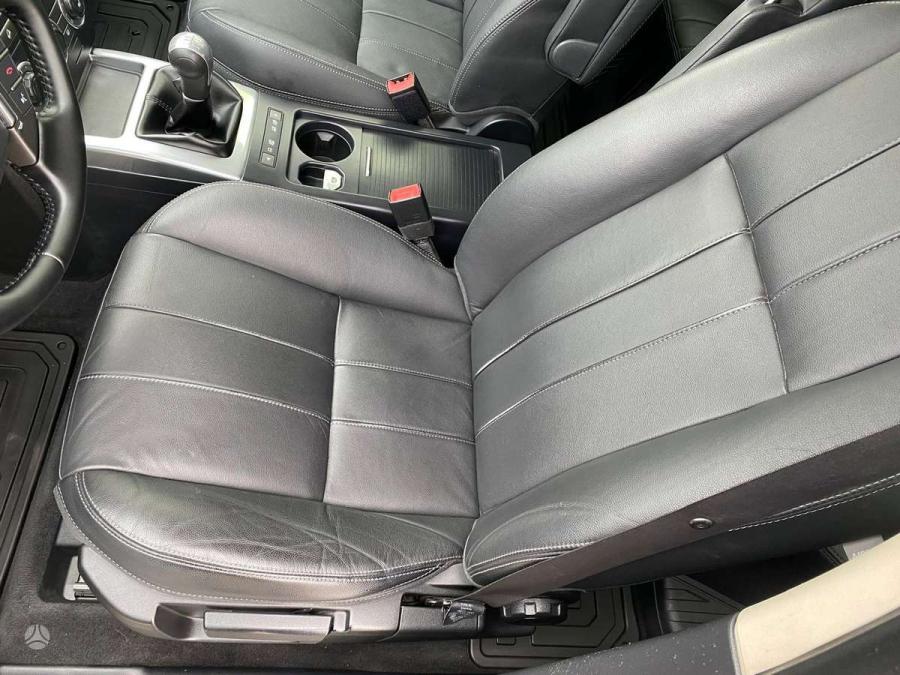 Black Land Rover Freelander 2014 in Raseiniai, with an engine capacity of 2.18 L and mileage of 232 thousand km for 6500 €, photo 11 on AUTOMOTO.COM.LV